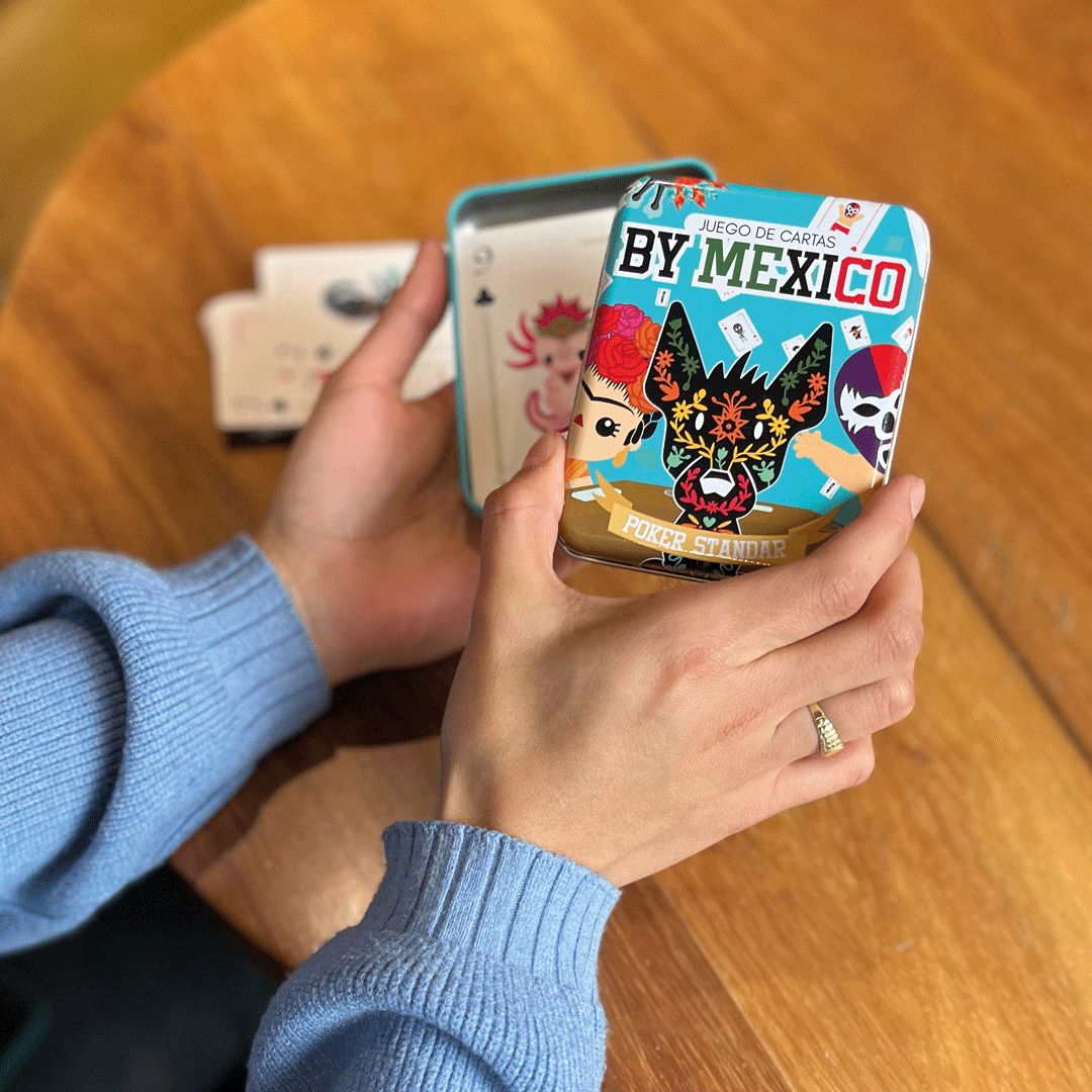 Cartas tipo Póker con diseños de By Mexico Baraja Premium en caja meta ...